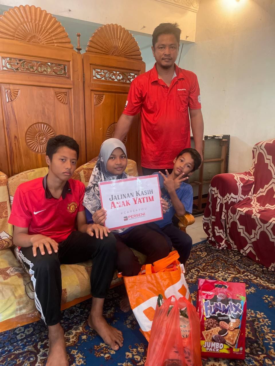 “Kalau Kami Rindu Ibu, Kami Akan Peluk Bantal & Nangis” – Amin & Alisa ...