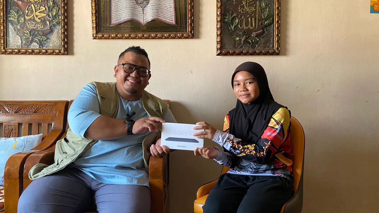 Pemberian Tablet Kepada Adik Batrisya - PERSENI