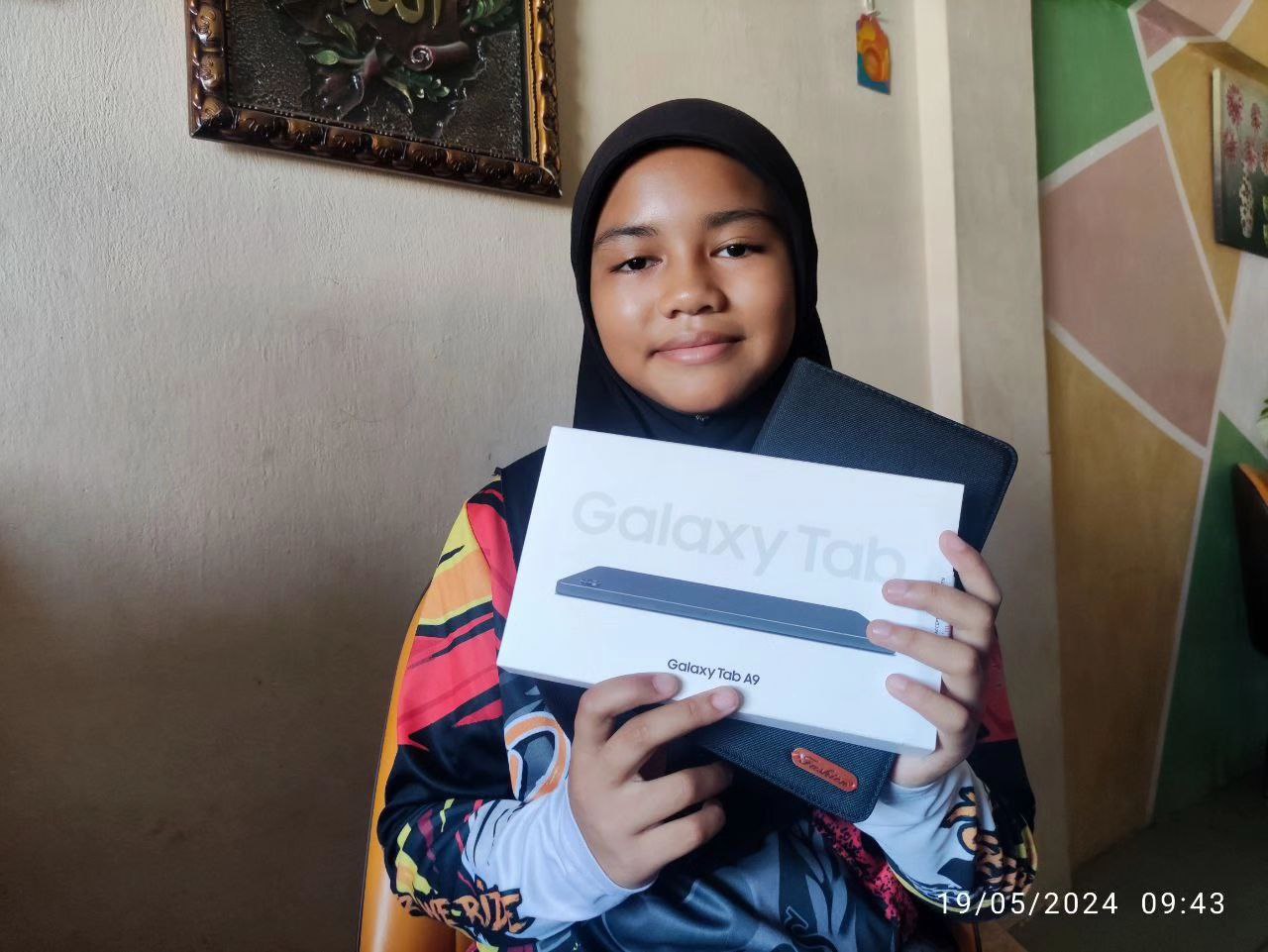 Pemberian Tablet Kepada Adik Batrisya - PERSENI